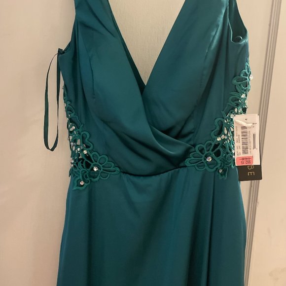 City Vibe | Dresses | Emerald Green Satin Prom Dress With Slit | Poshmark
